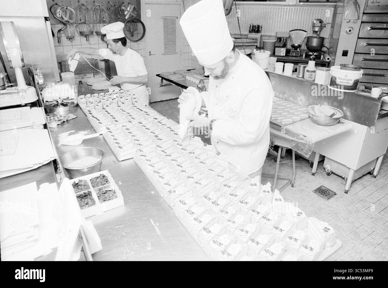 1950 2000 two pastry chefs hi-res stock photography and images - Alamy