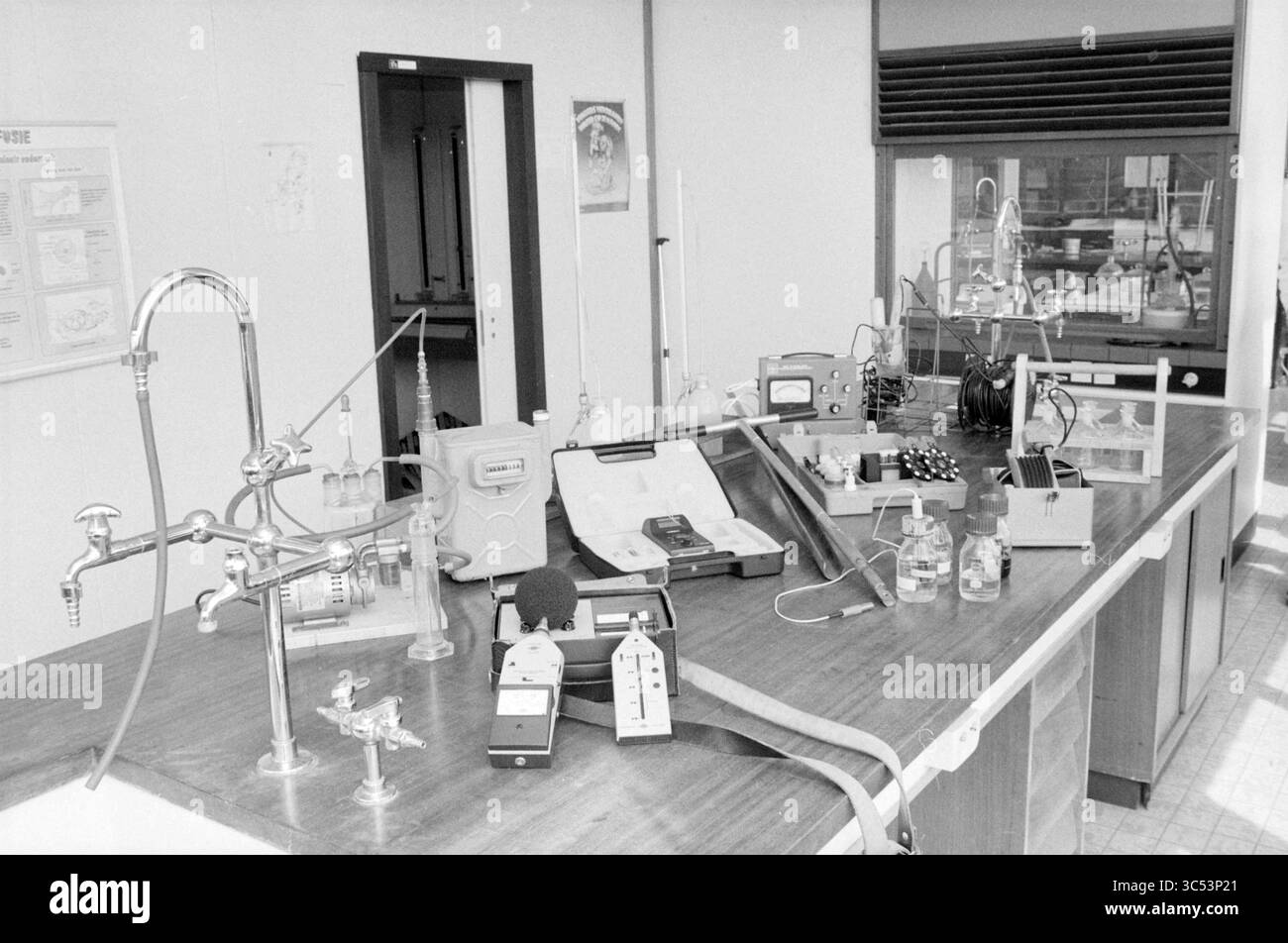 Laboratory glassware including beakers hi-res stock photography and ...