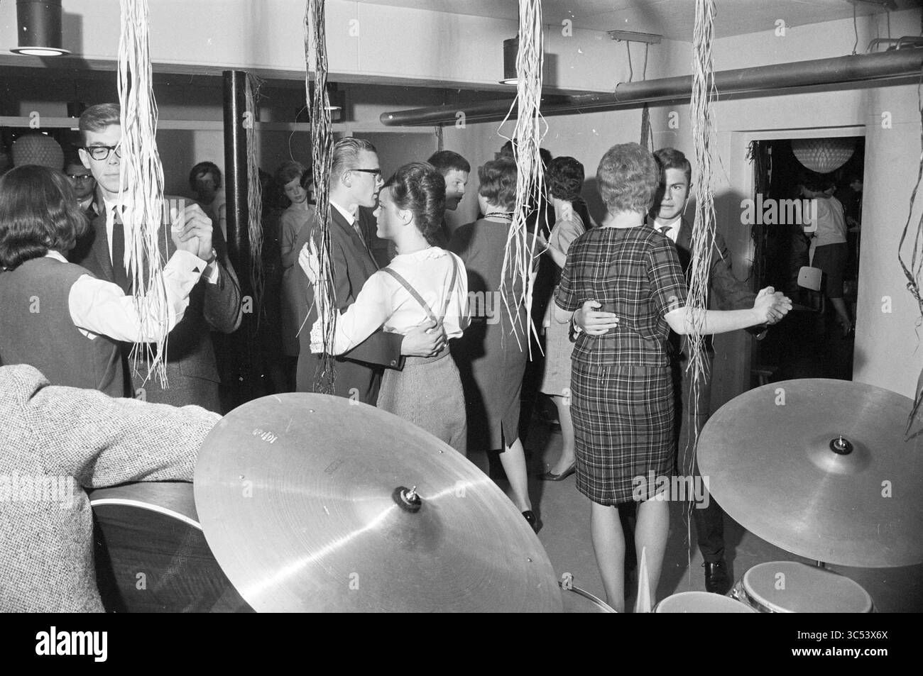1960s party teenagers hi-res stock photography and images - Alamy