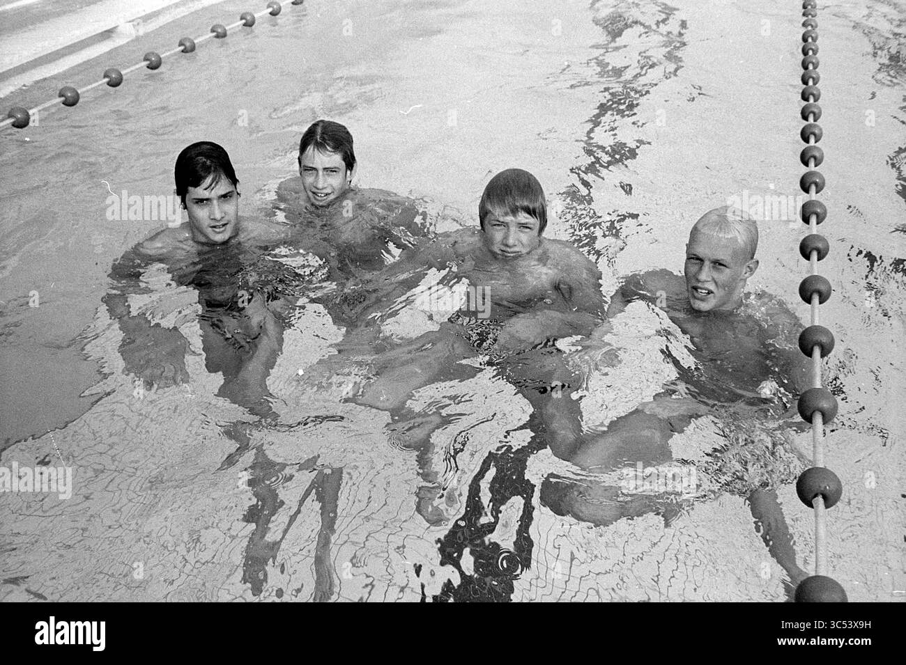 Portrait of young (competition) swimmers in a swimming pool, 00-07-1971 ...