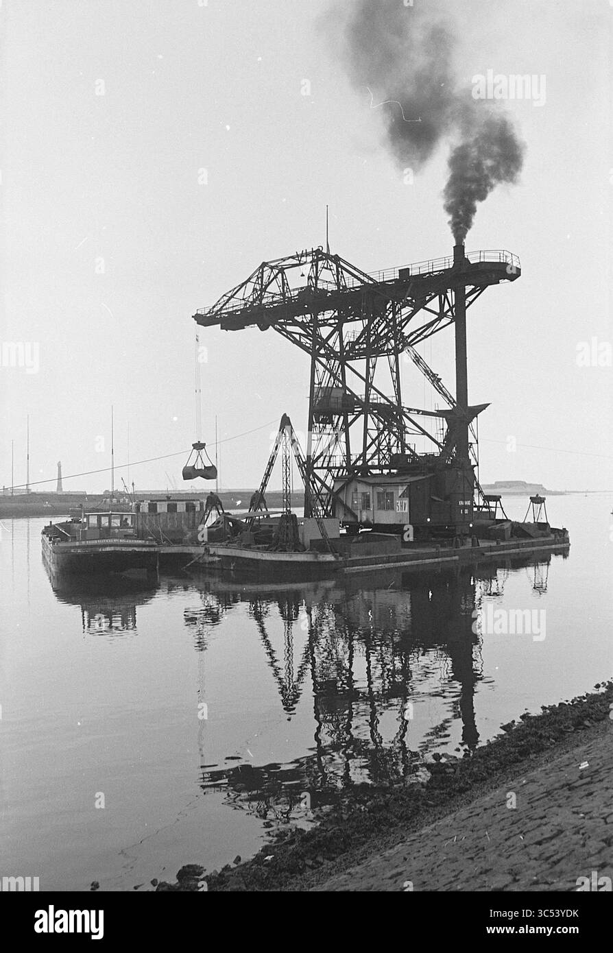 Transhipment barge Black and White Stock Photos & Images - Alamy