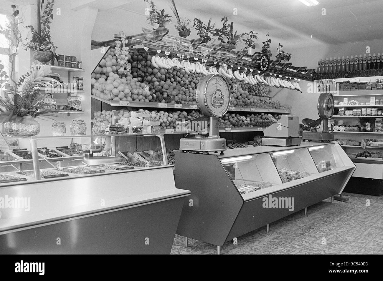 Vintage grocery store features hi-res stock photography and images - Alamy