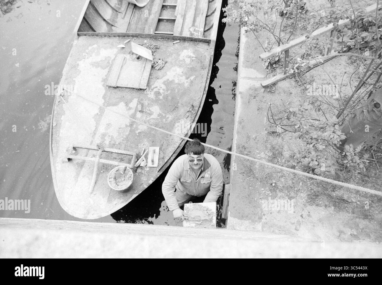 Bridge task Black and White Stock Photos & Images - Alamy