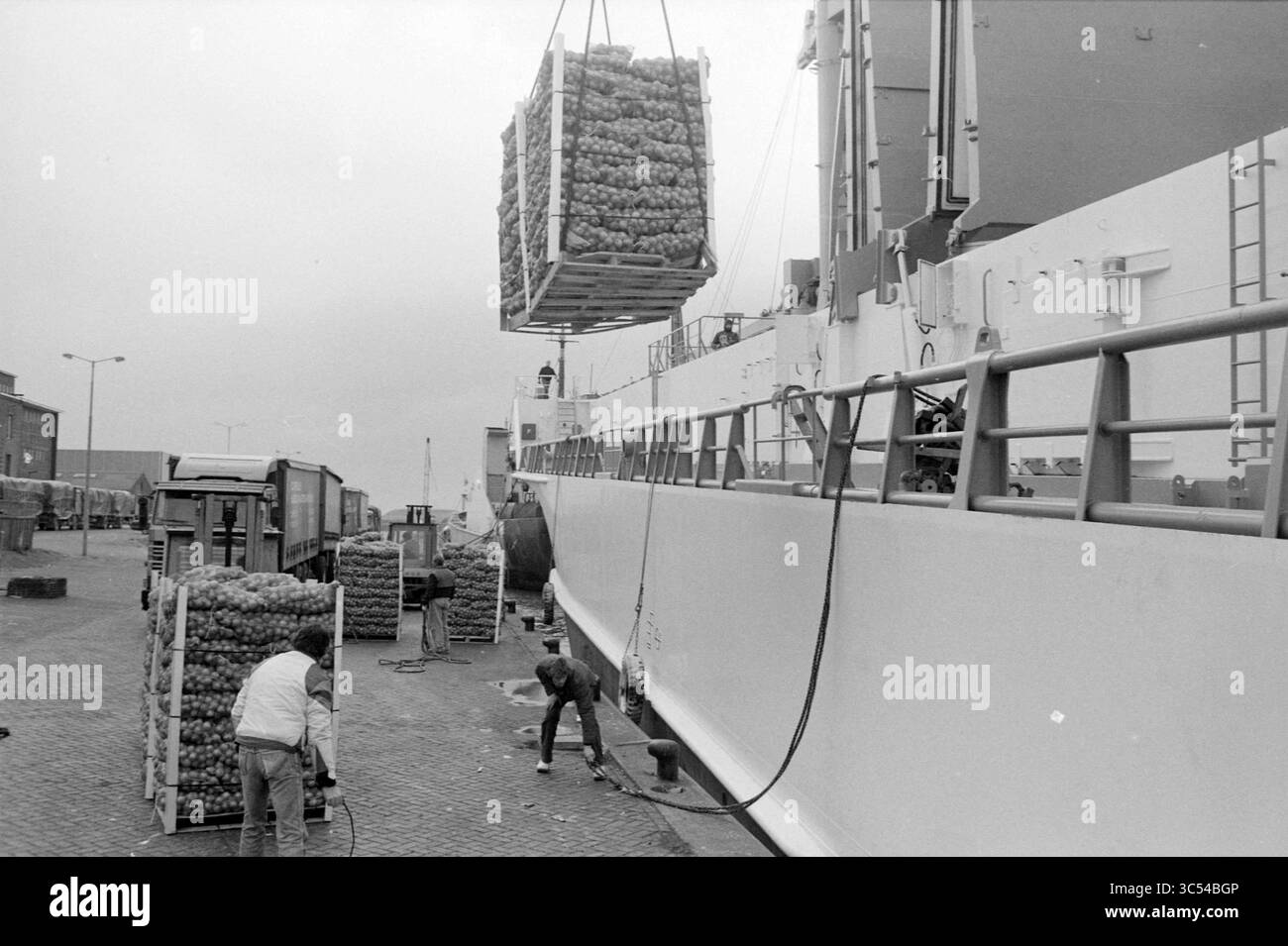 Dock workers unload ship hi-res stock photography and images - Alamy