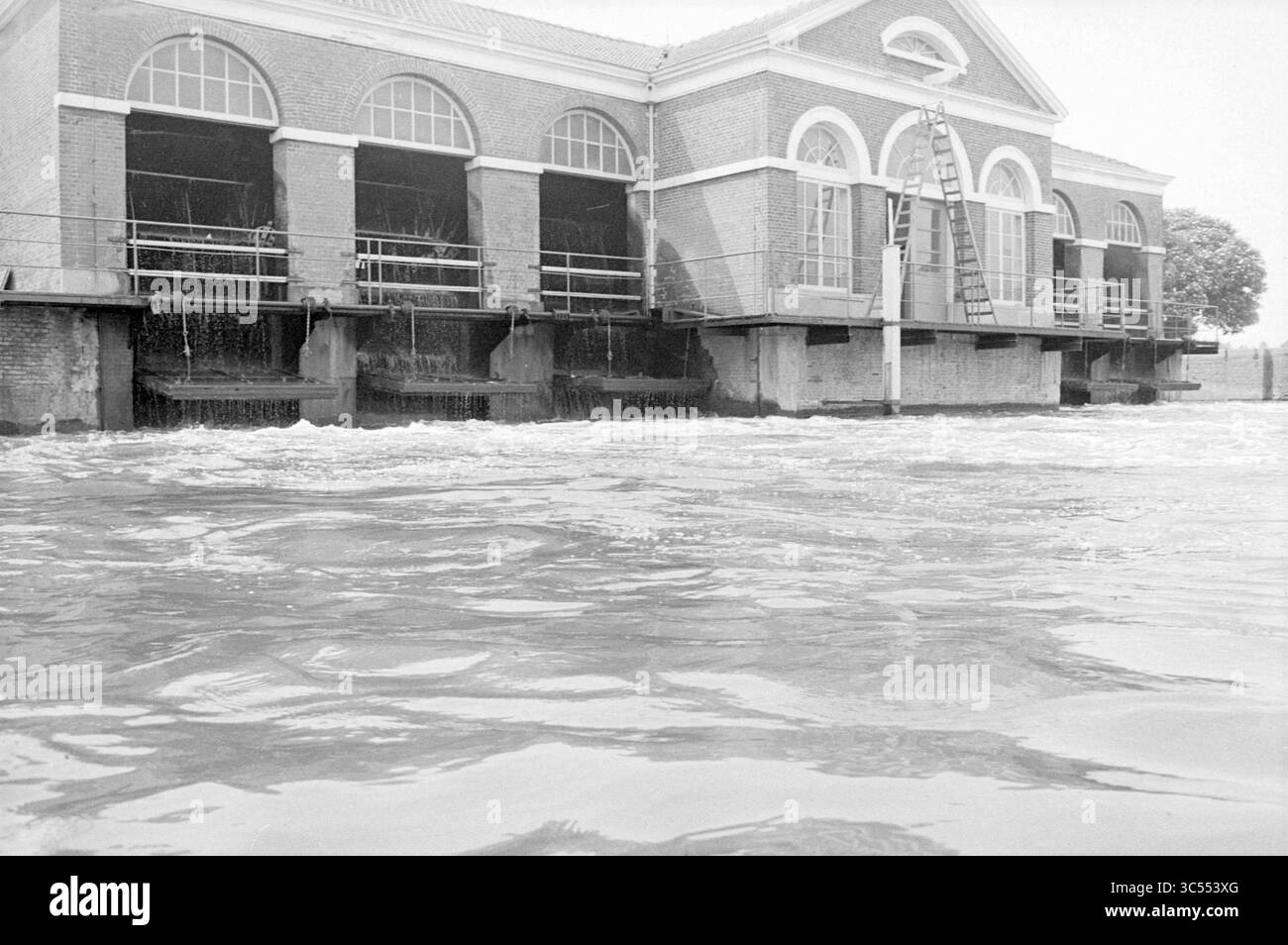 Large body water next tall hi-res stock photography and images - Alamy