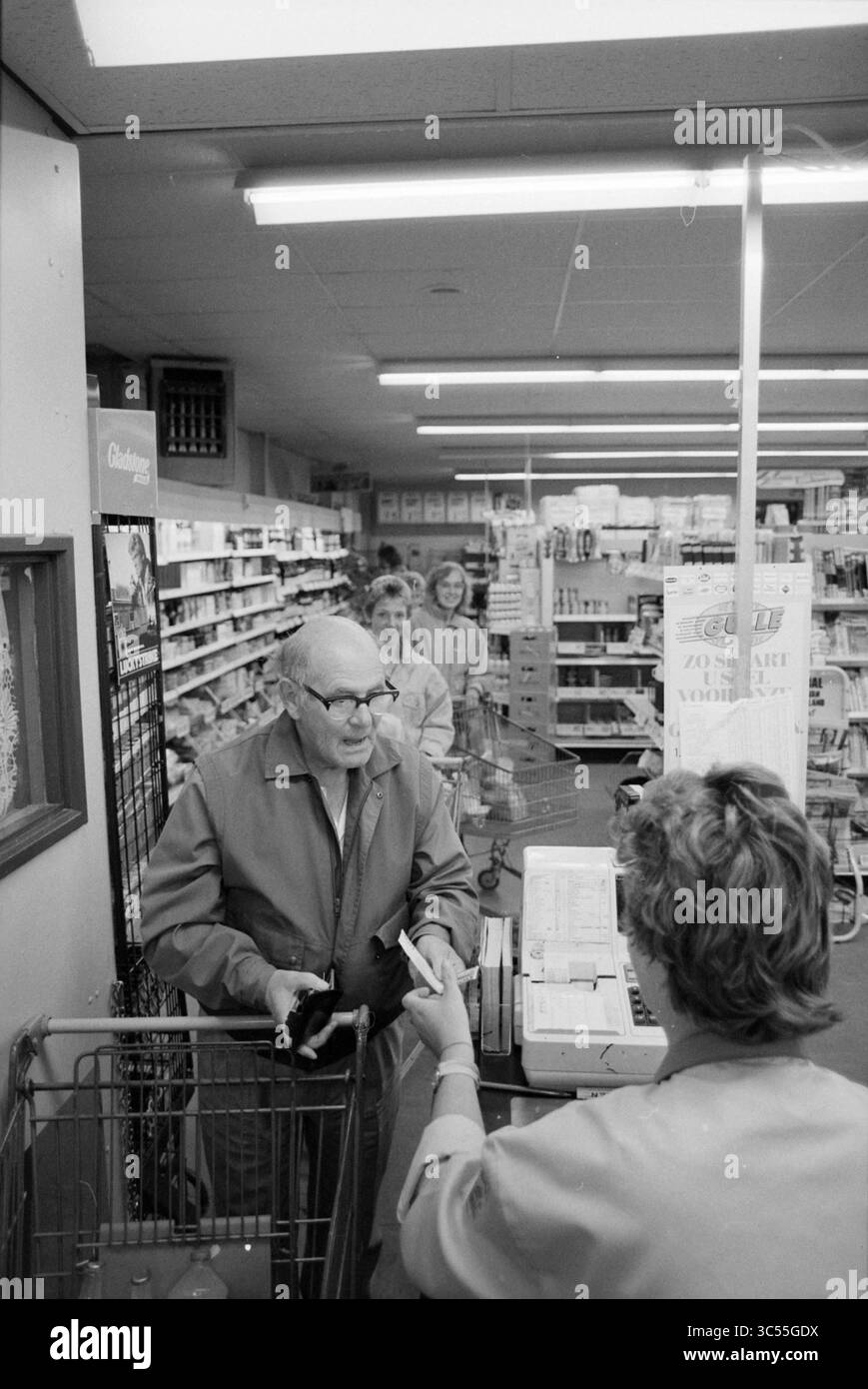 Checkout counter line Black and White Stock Photos & Images - Alamy