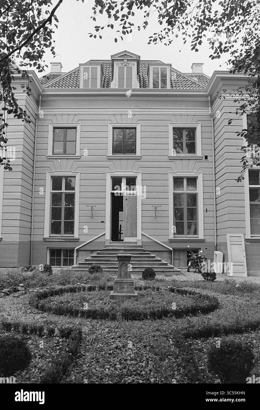 Exterior House with the Statues, H'lem, Exterior, 30-10-1976 Whizgle ...