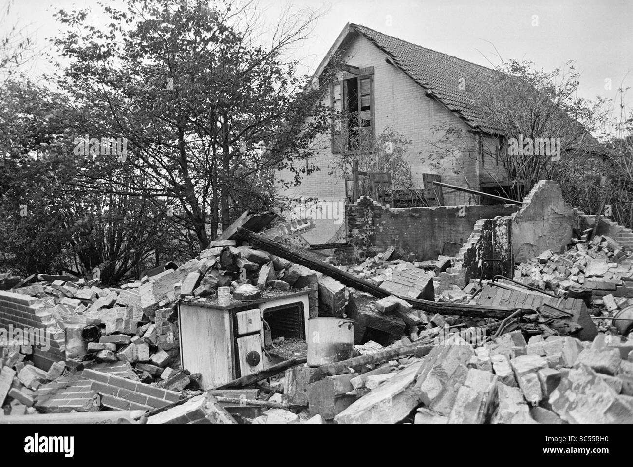 Sturdy house stands hi-res stock photography and images - Alamy