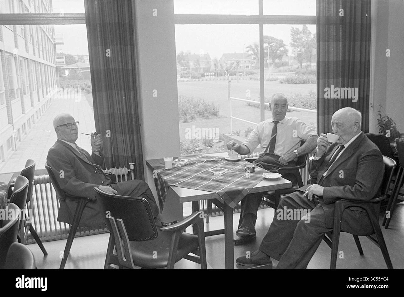 1950 2000 three elderly men seated hi-res stock photography and images ...