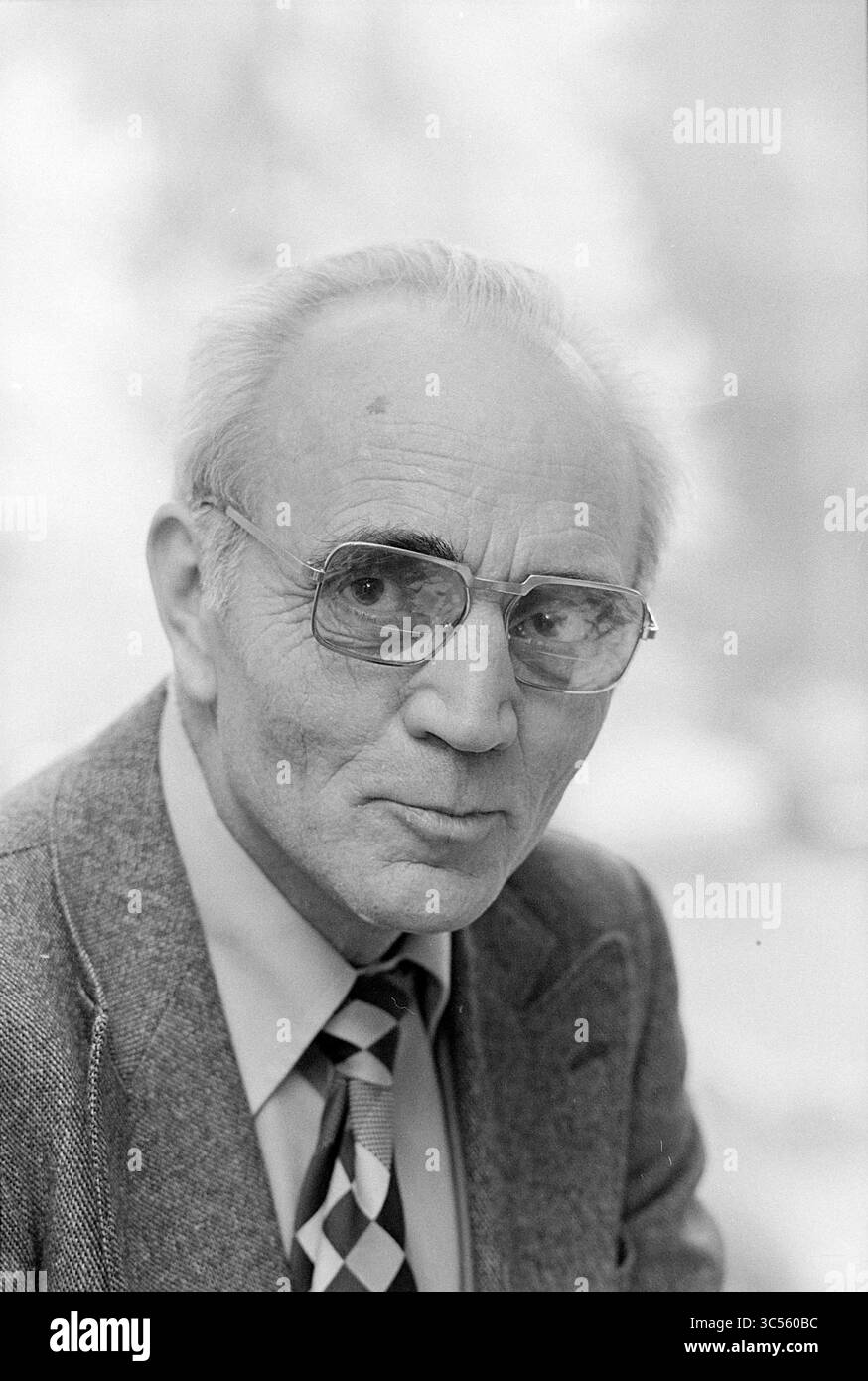 Elderly man in patterned Black and White Stock Photos & Images - Alamy