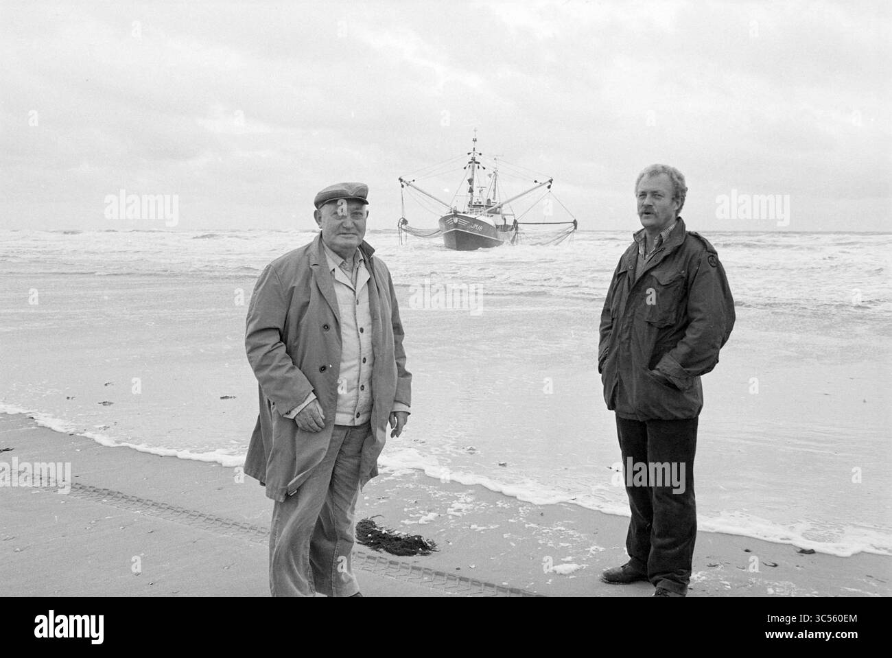 Waves on ocean off Black and White Stock Photos & Images - Alamy