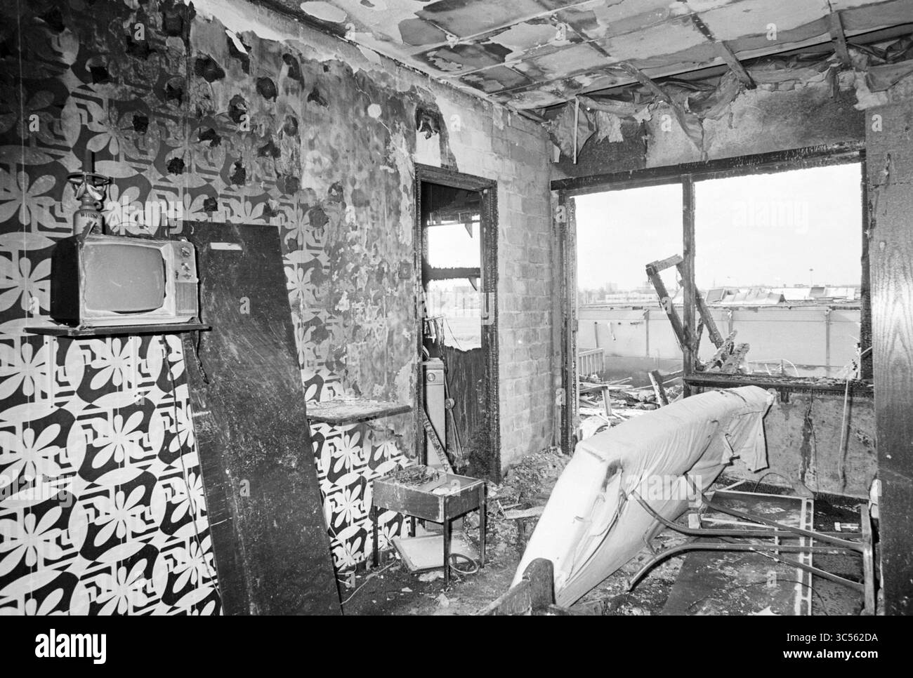 Outdated television sits hi-res stock photography and images - Alamy