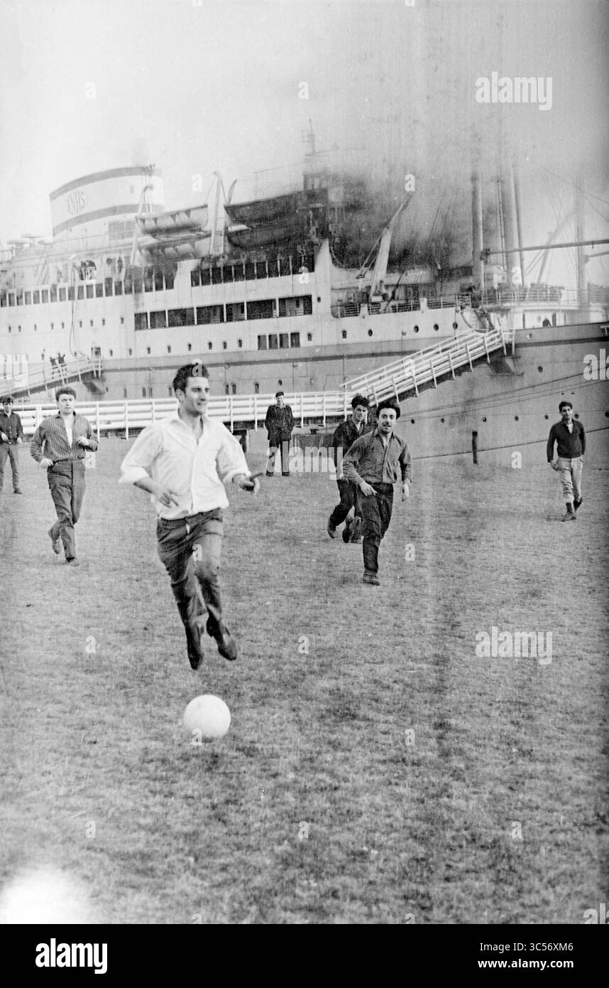 Dutch ship fires Black and White Stock Photos & Images - Alamy