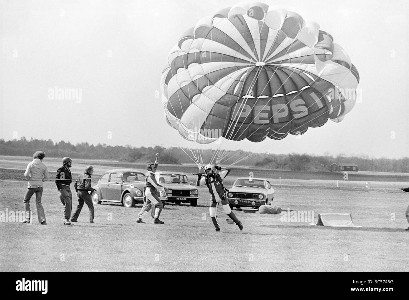 Parasailing, Parachuting and Skydiving, 16-04-1976 Whizgle News, Dutch ...