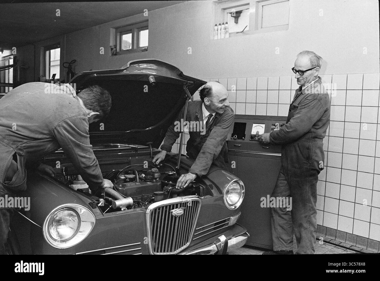 1950 2000 three mechanics work hi-res stock photography and images - Alamy