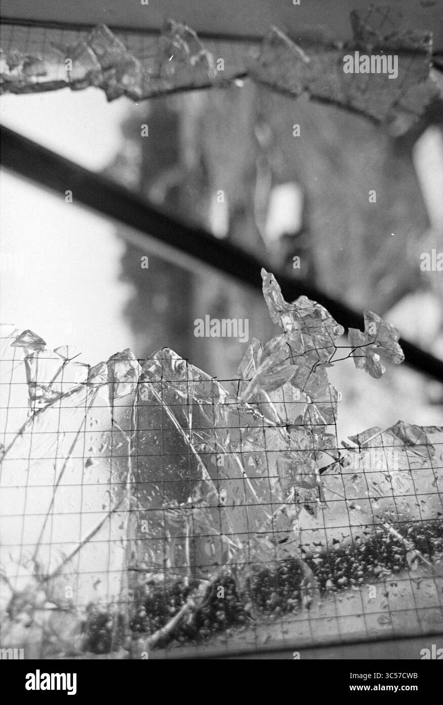 1950 2000 shattered glass hi-res stock photography and images - Alamy