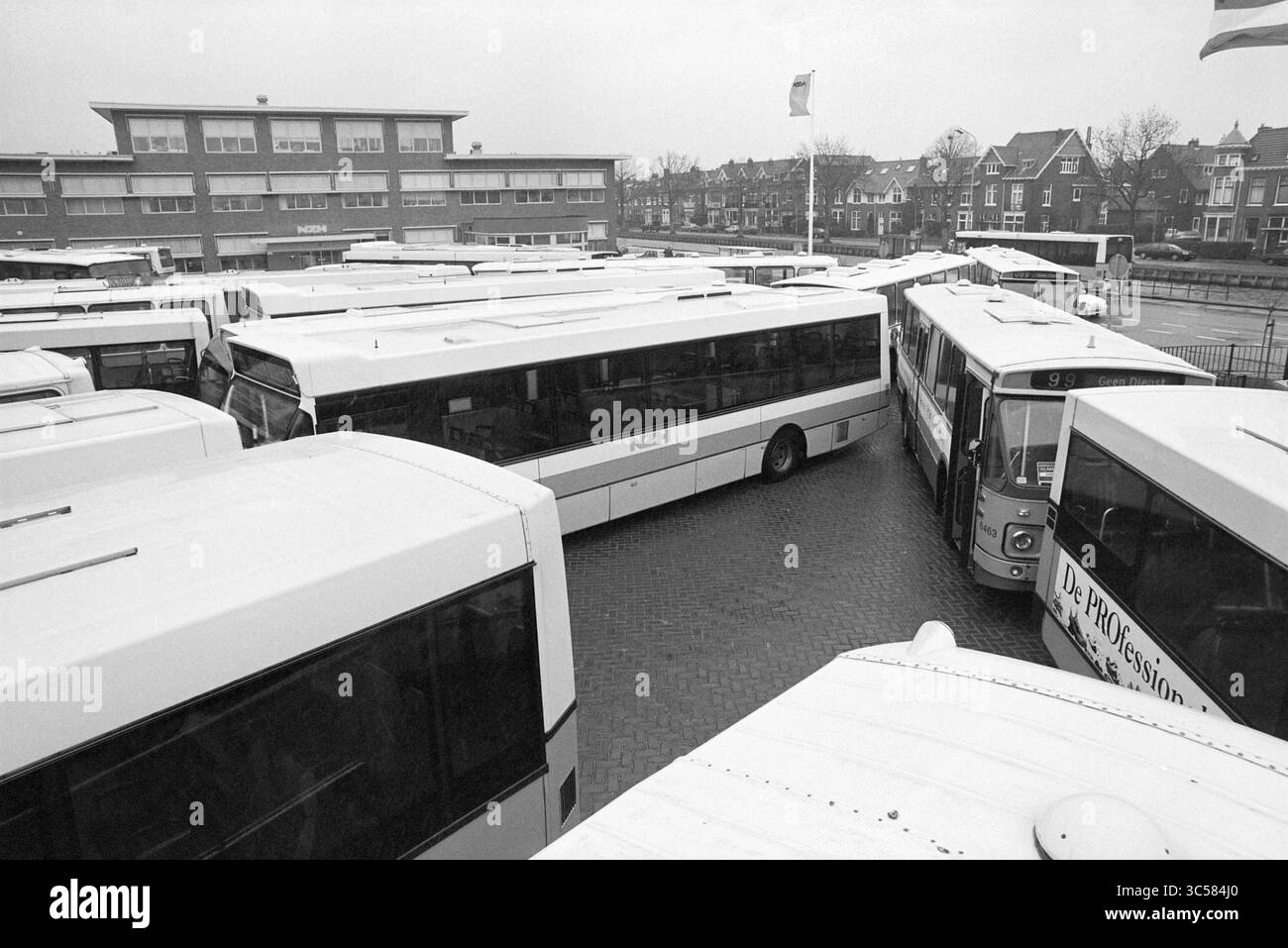 Various buses maneuvering hi-res stock photography and images - Alamy