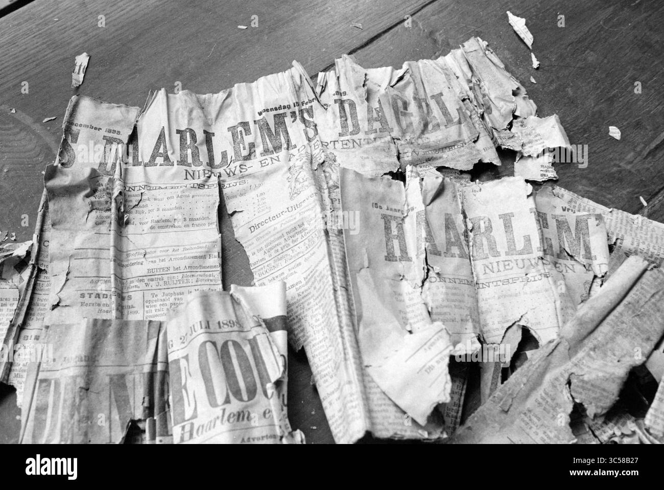 Weathered newspaper pages hi-res stock photography and images - Alamy