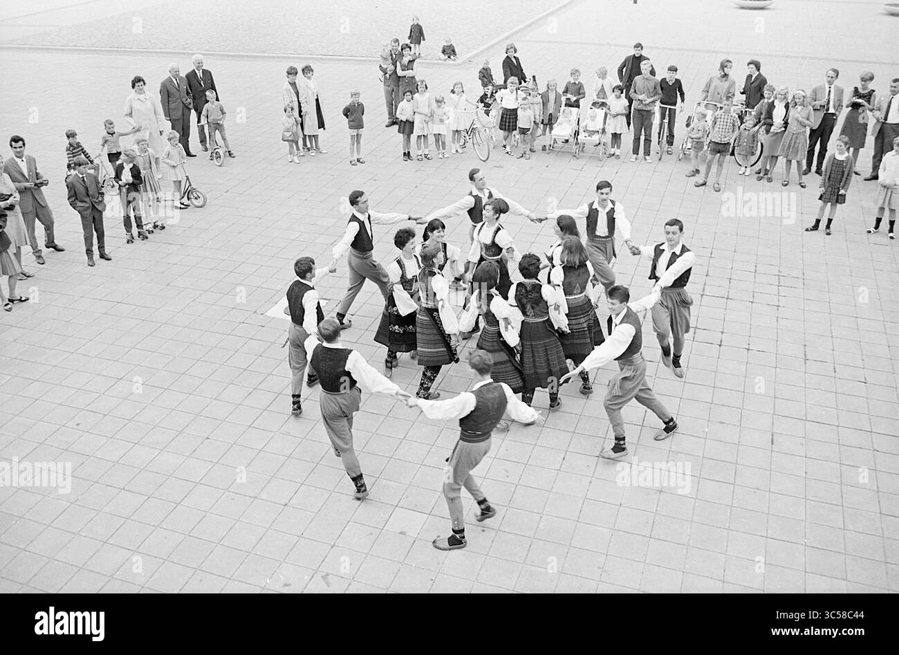 Group of dancers in a circle Black and White Stock Photos & Images - Alamy