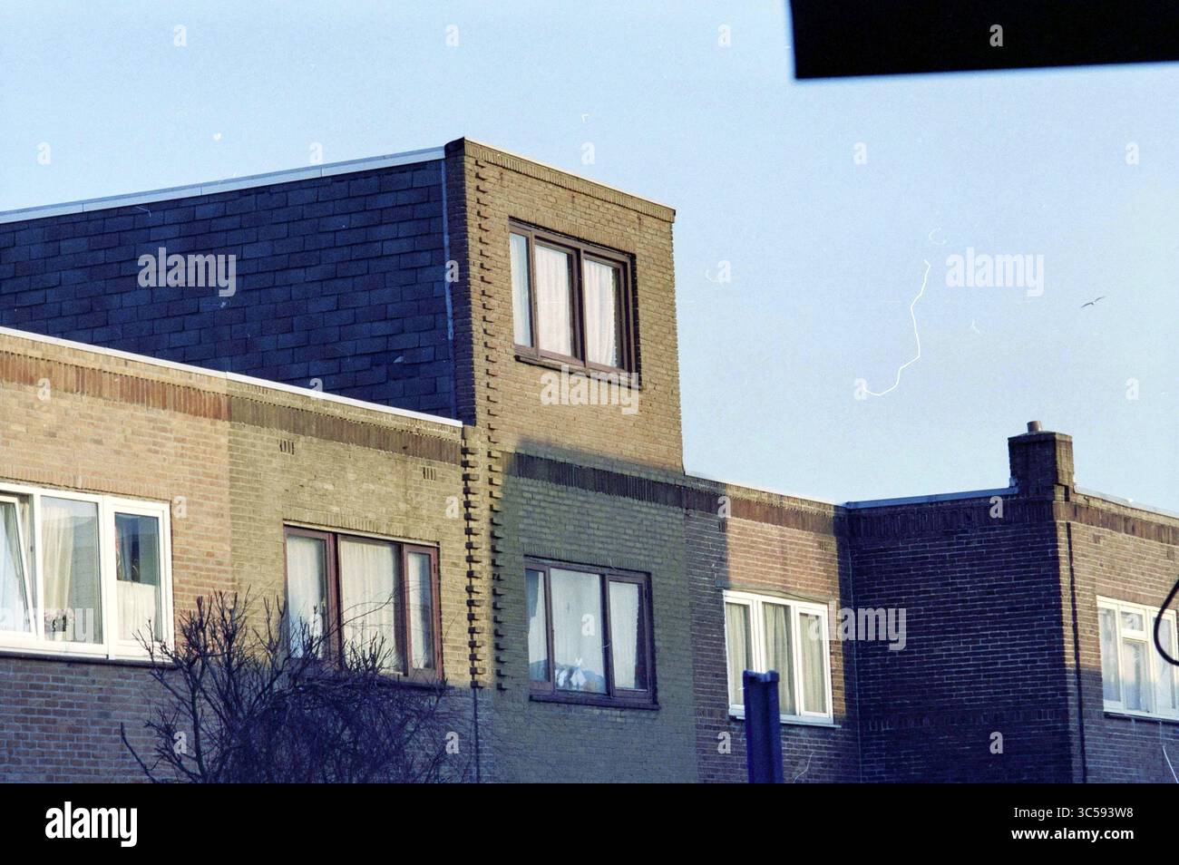 House with built-up floor, 00-12-1997 Whizgle News, Dutch Desk, The ...