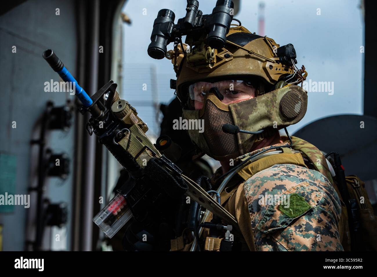 Iii amphibious force marine units hi-res stock photography and images ...