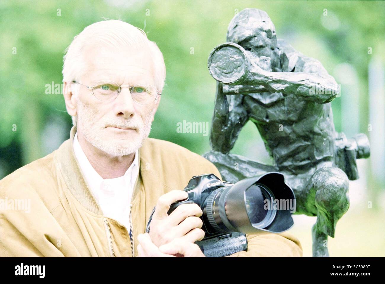 Camera poses alongside hi-res stock photography and images - Alamy