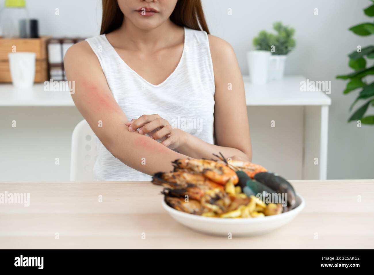 food allergies, women have reactions itching and redness after eating ...