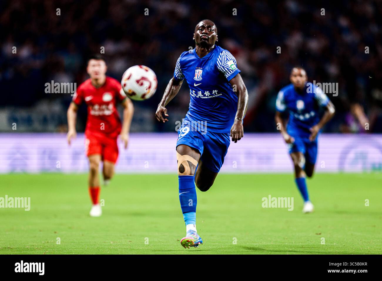 Shanghai Shenhua Football Club defeated Henan Jiuzu Dukang Football ...