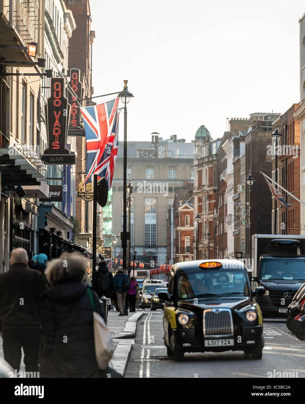 Quintessential london street scene hi-res stock photography and images ...