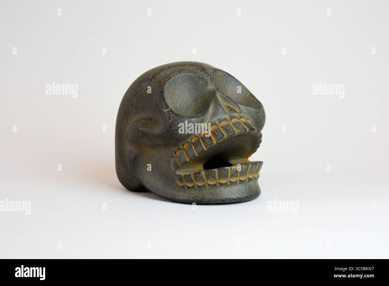 Maya tomb skull hi-res stock photography and images - Alamy