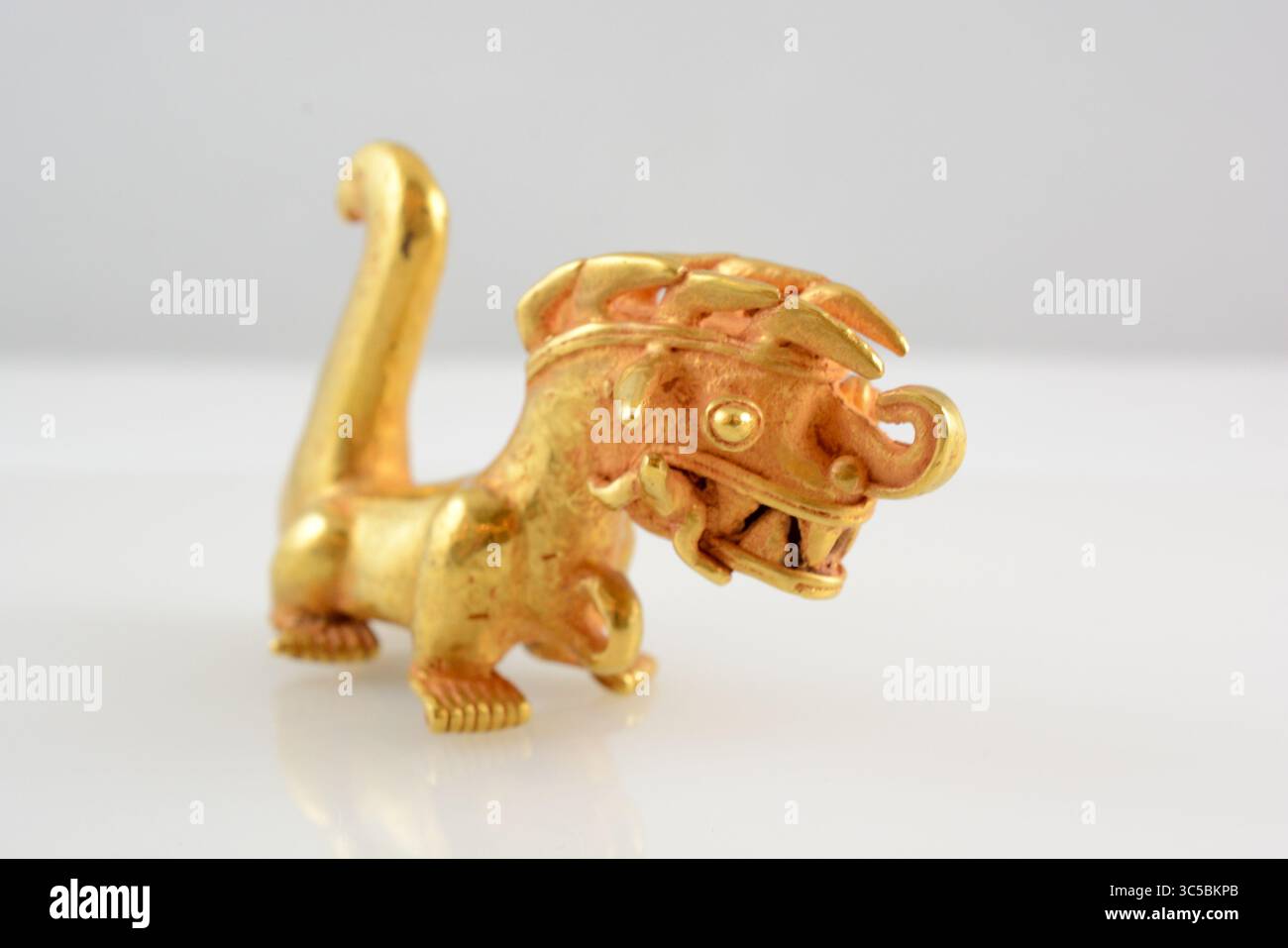 Ancient Pre-Columbian Art: Gold Sculpture of a Dragon Stock Photo - Alamy