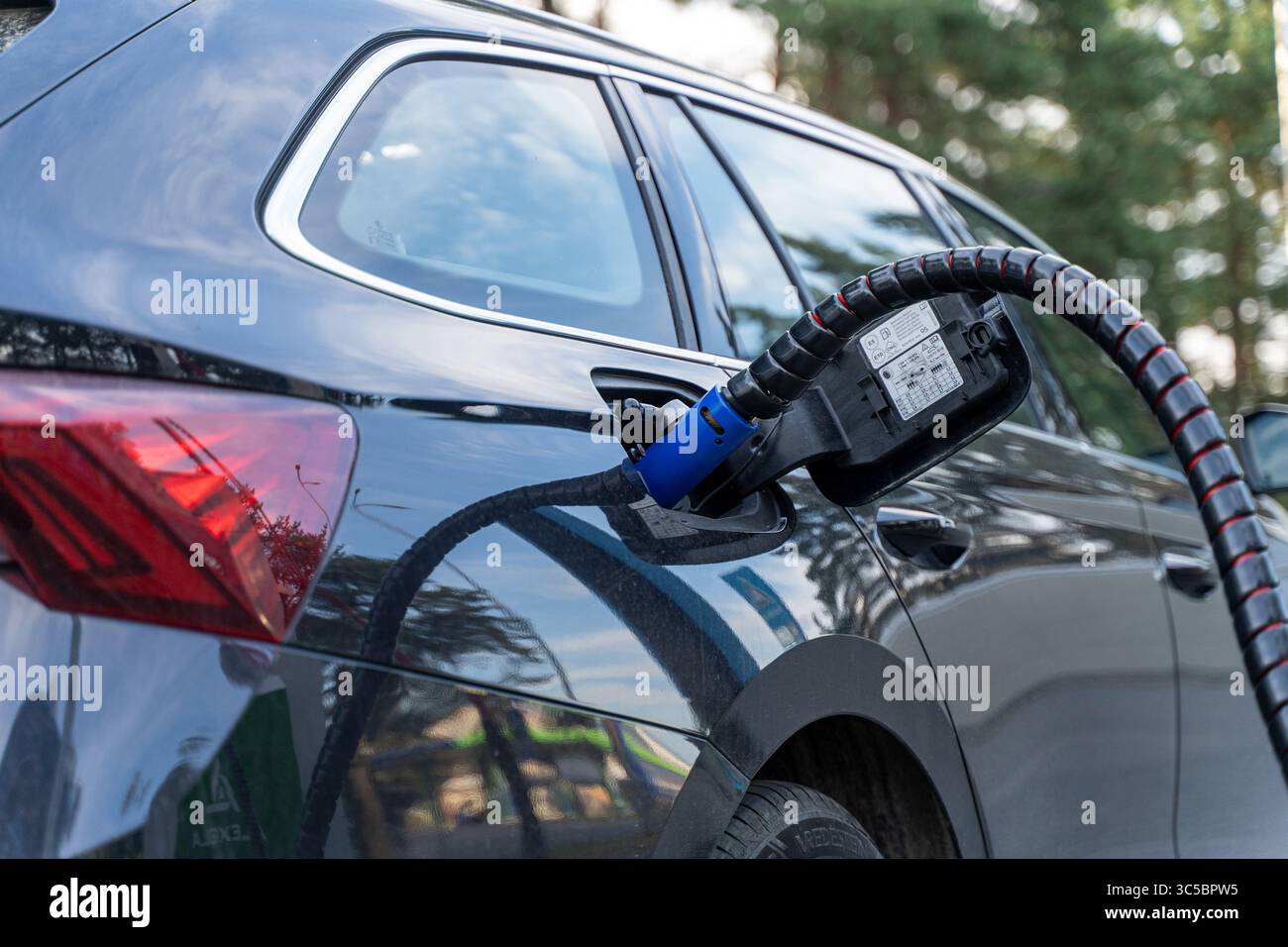 Refueling a vehicle with compressed natural gas (CNG) at a fueling ...