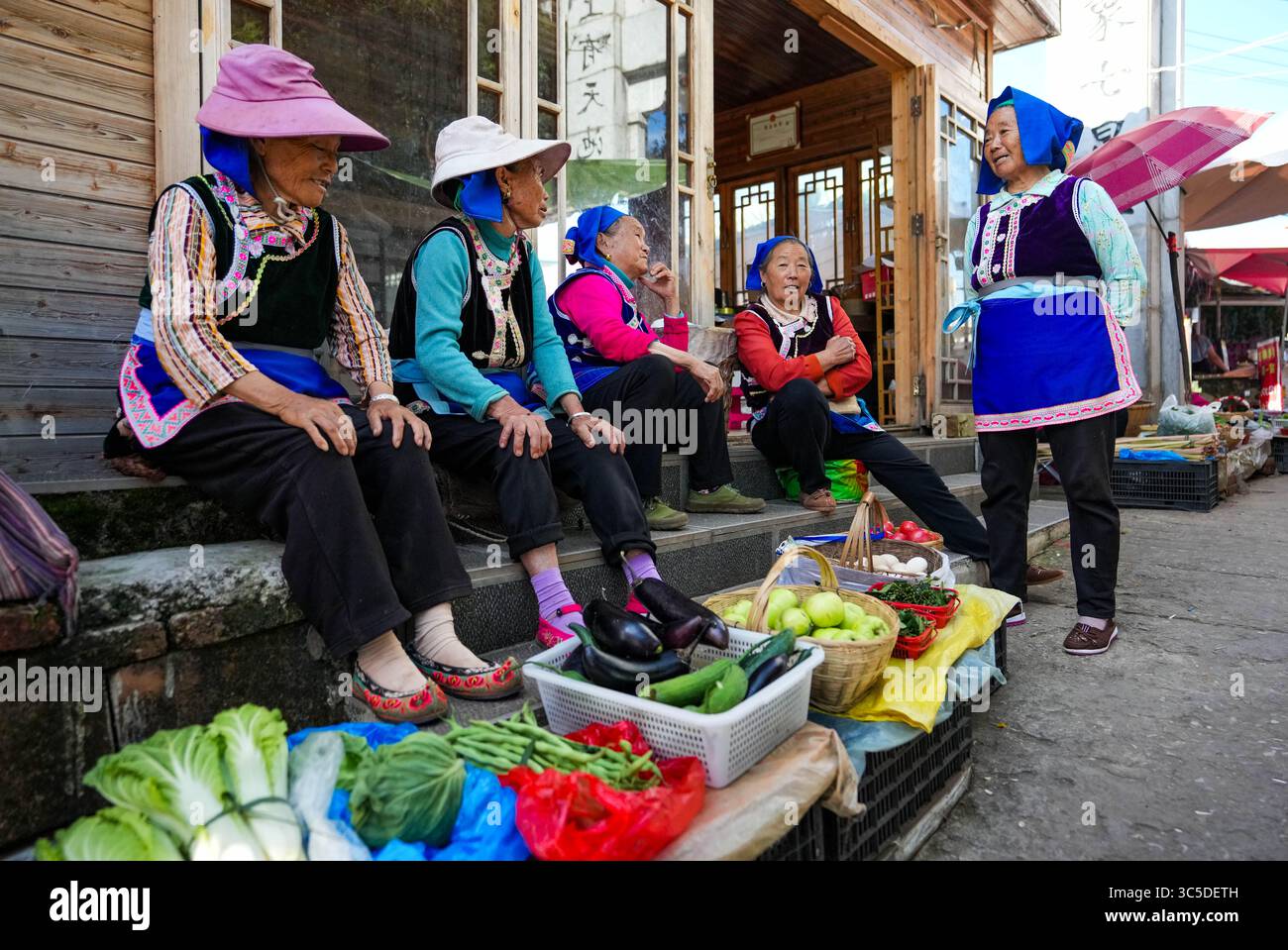 (250730) -- KUNMING, July 30, 2025 (Xinhua) -- Yi villagers chat at a ...