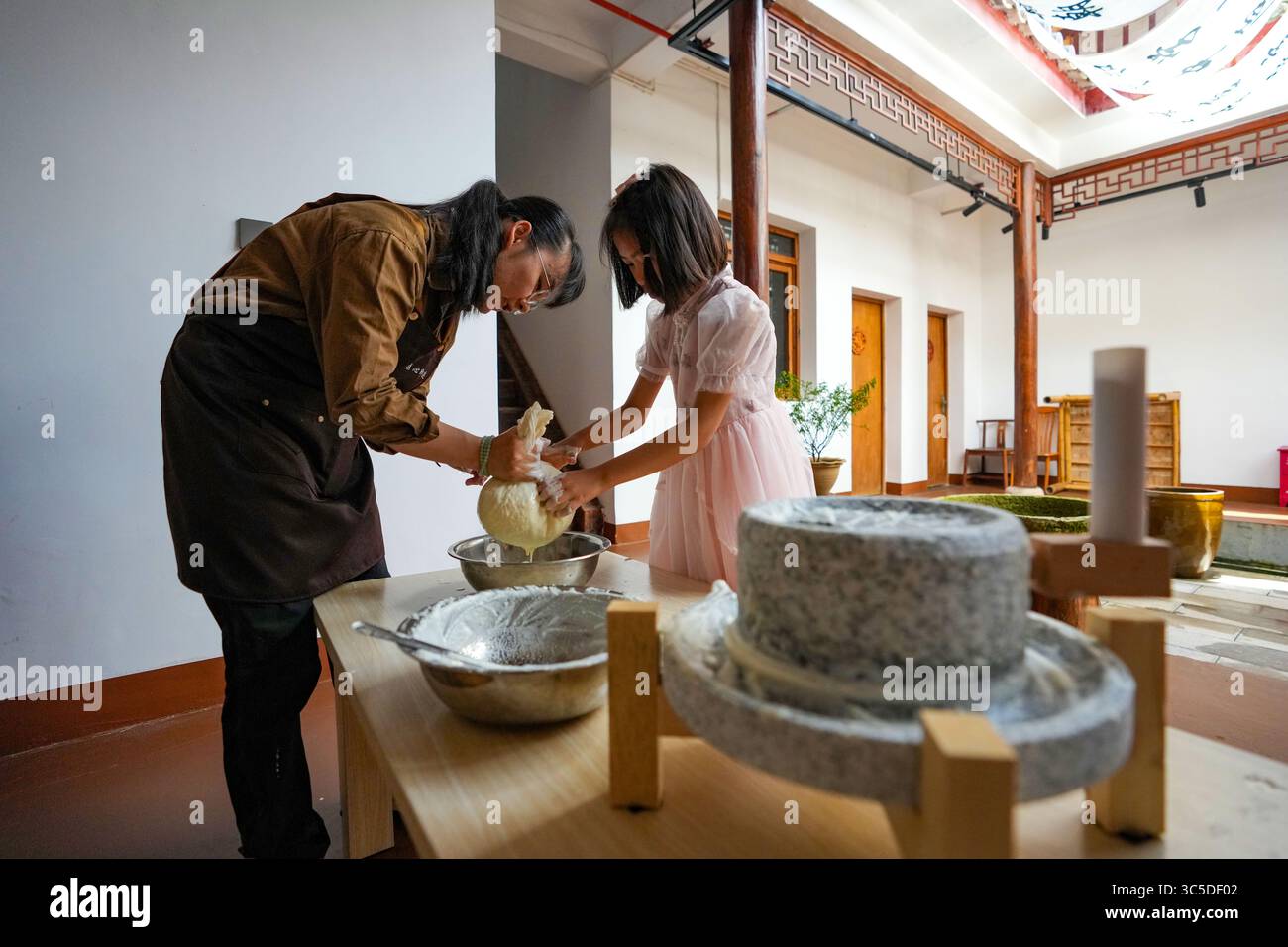 (250730) -- KUNMING, July 30, 2025 (Xinhua) -- A child experiences soya ...