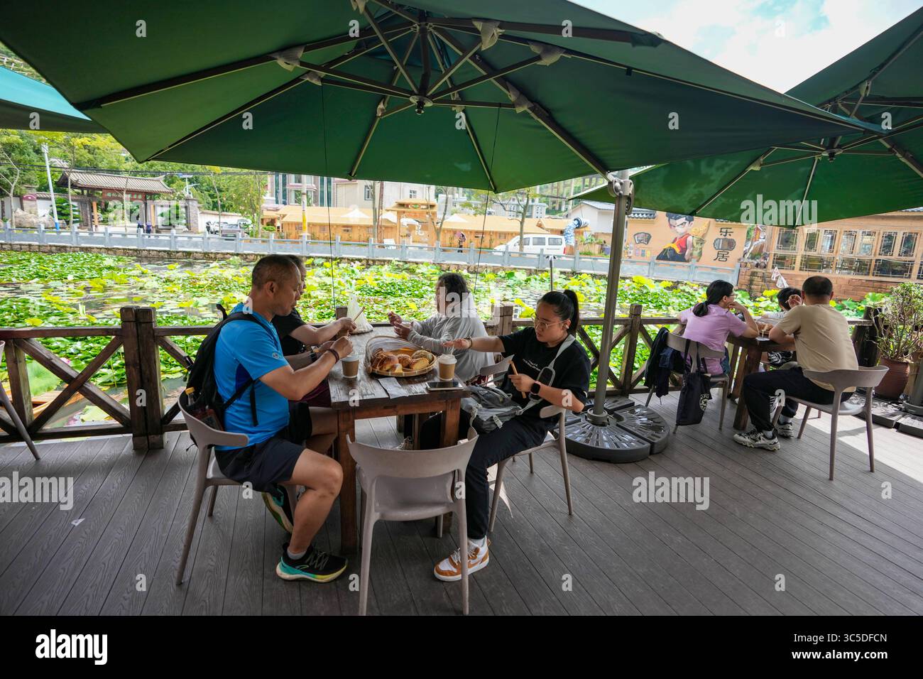 (250730) -- KUNMING, July 30, 2025 (Xinhua) -- Tourists try bread at a ...