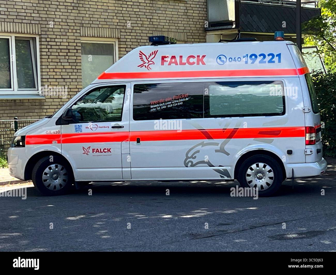 abbs Falck Rettungs Krankenwagen mit dem Logo Aufschrift Falk Juli 25 ...