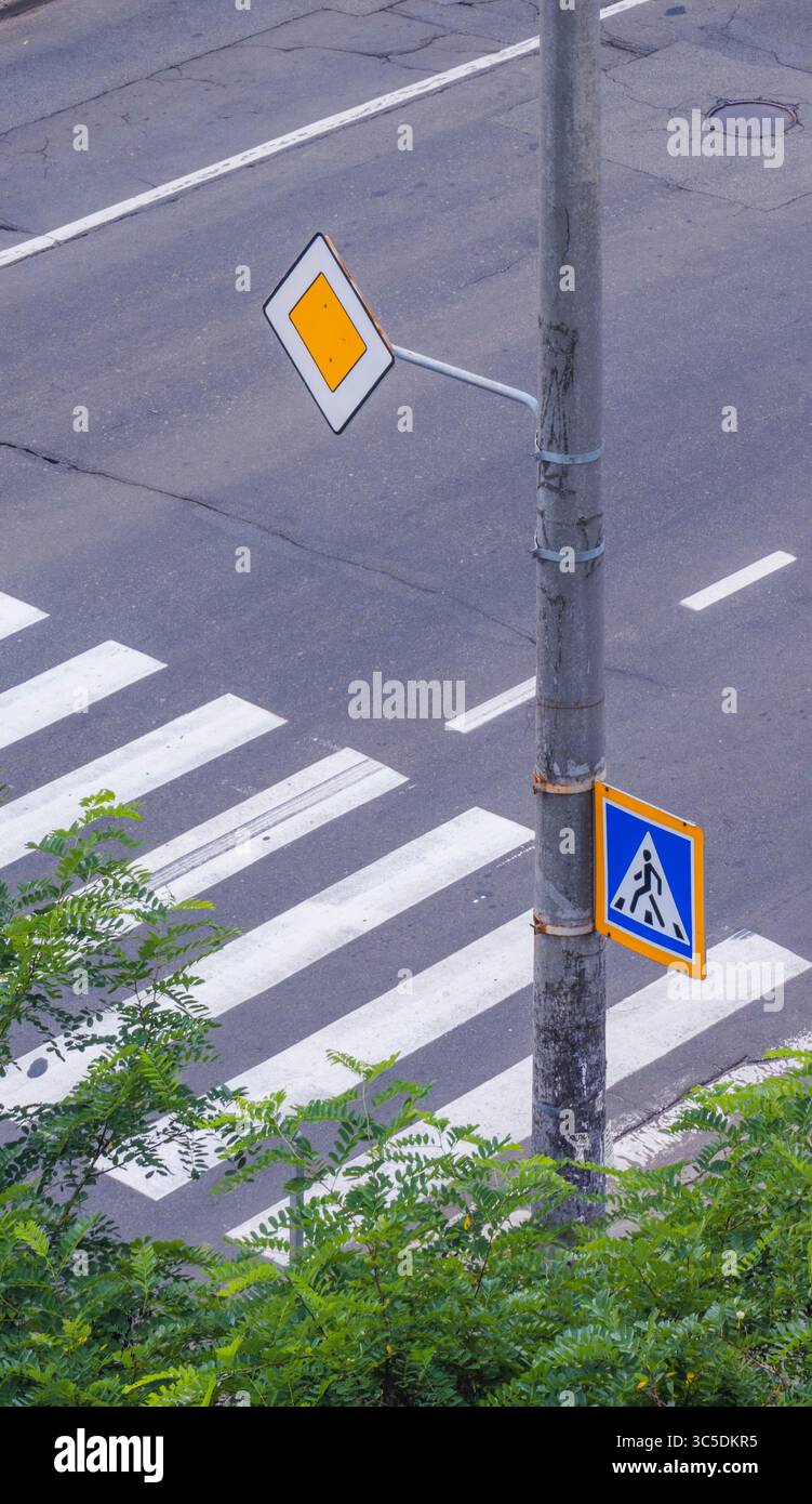 Crosswalk priority hi-res stock photography and images - Alamy