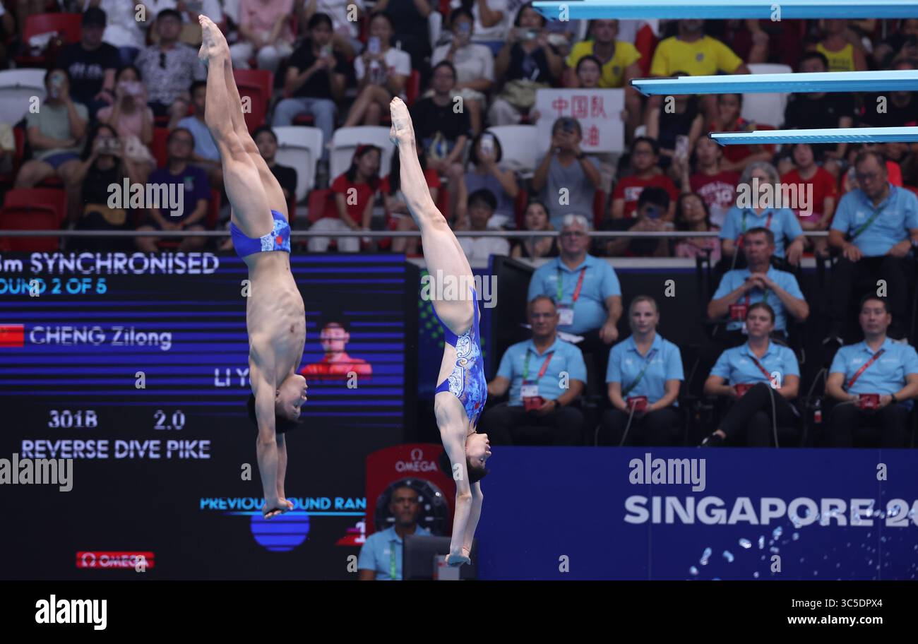 (250730) -- SINGAPORE, July 30, 2025 (Xinhua) -- Li Yajie/Cheng Zilong (L) of China compete ...