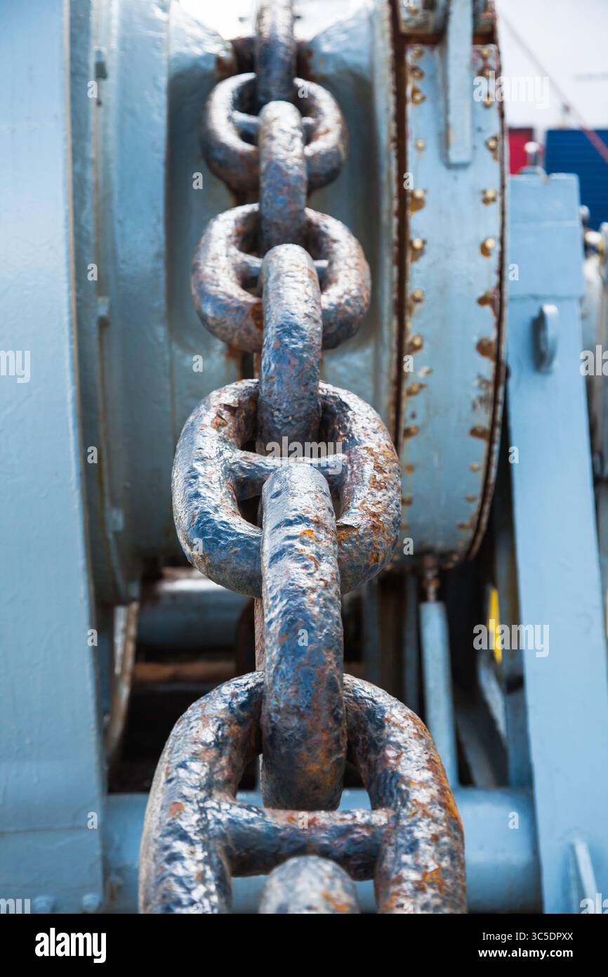 Large rusty metal chains hi-res stock photography and images - Alamy