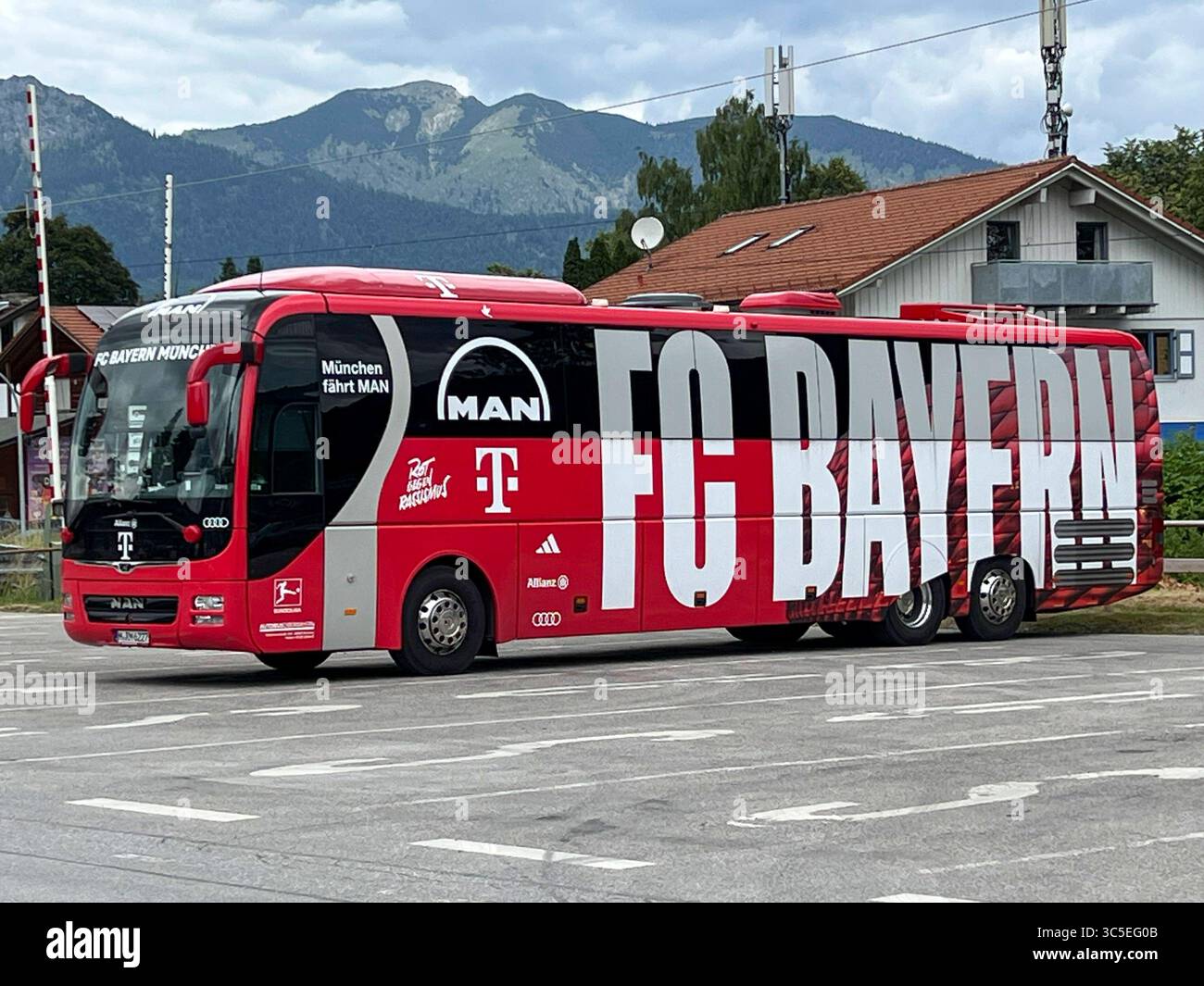 abbs Rot Weisser MAN Bus Mannschaftsbus des FC Bayern Muenchen faehrt ...