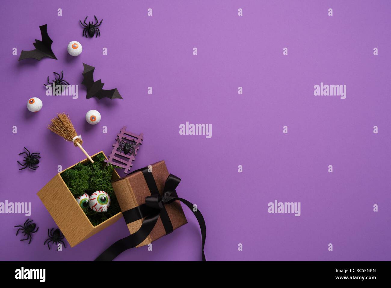 Halloween gift box with spooky decorations: fake eyeballs, bats ...