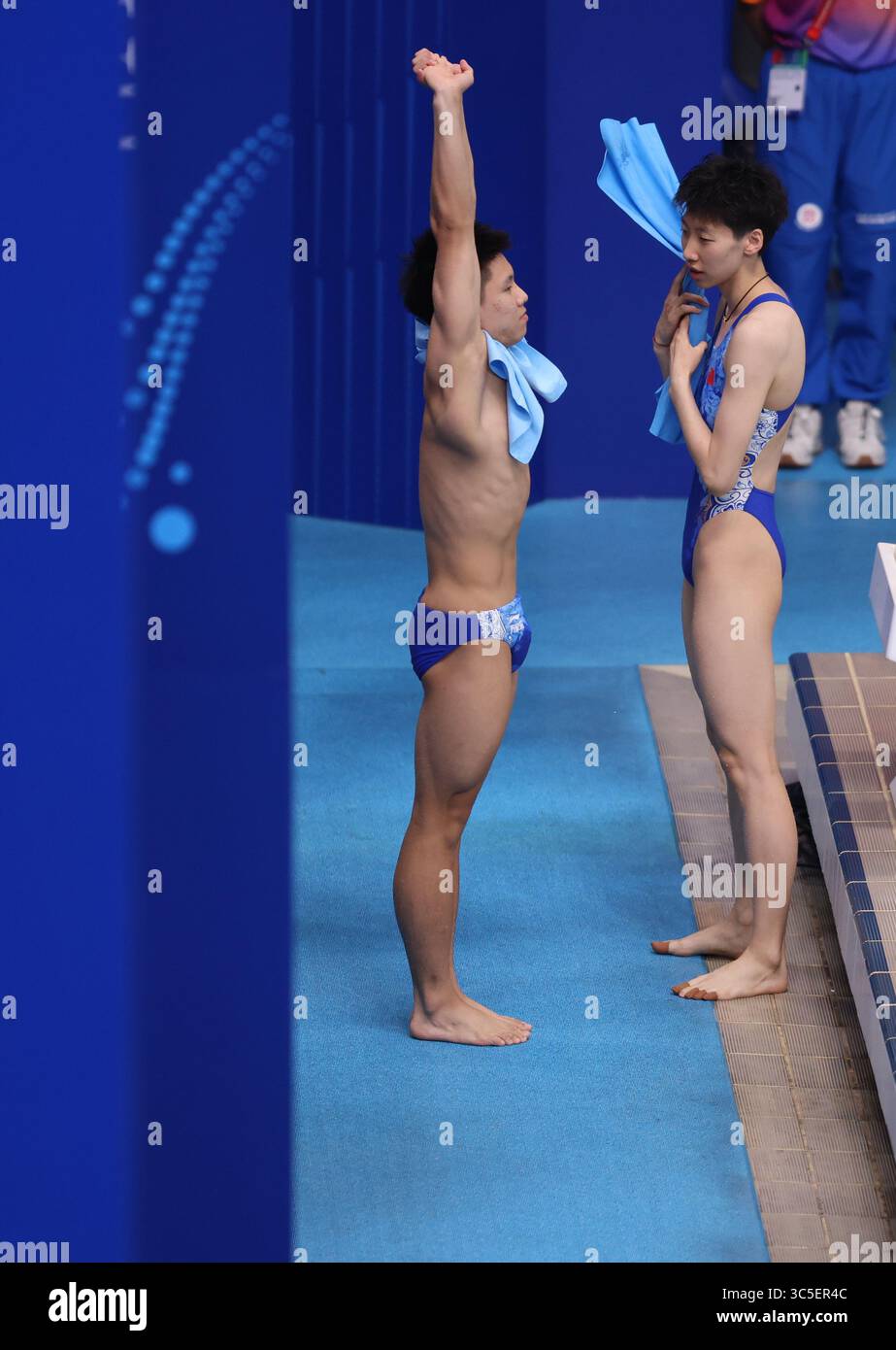 (250730) -- SINGAPORE, July 30, 2025 (Xinhua) -- Li Yajie/Cheng Zilong (L) of China are seen ...