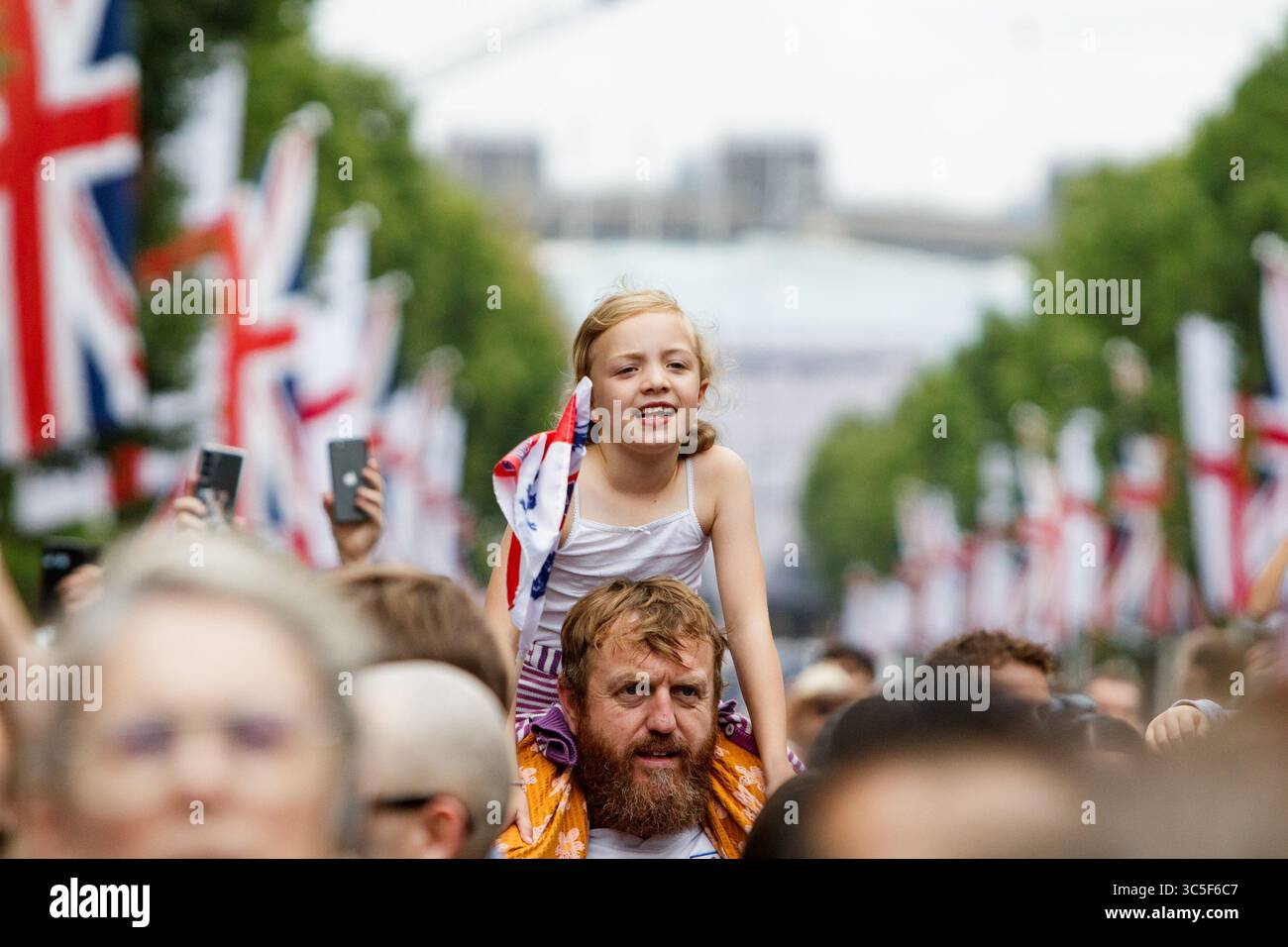 Football fans welcome England's Lionesses home with a victory parade ...