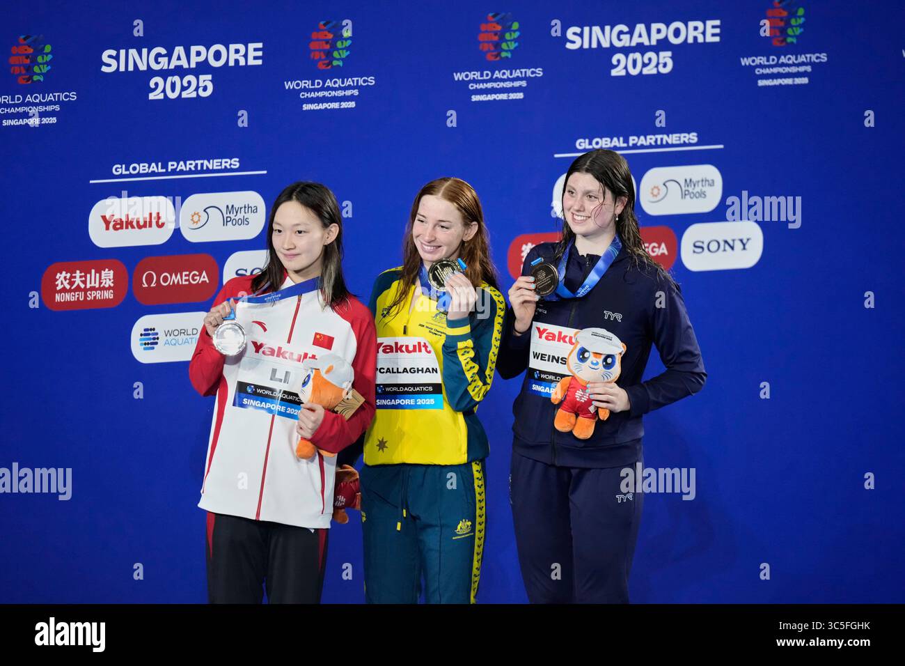 Gold medalist Mollie O'Callaghan of Australia, center, flanked by ...