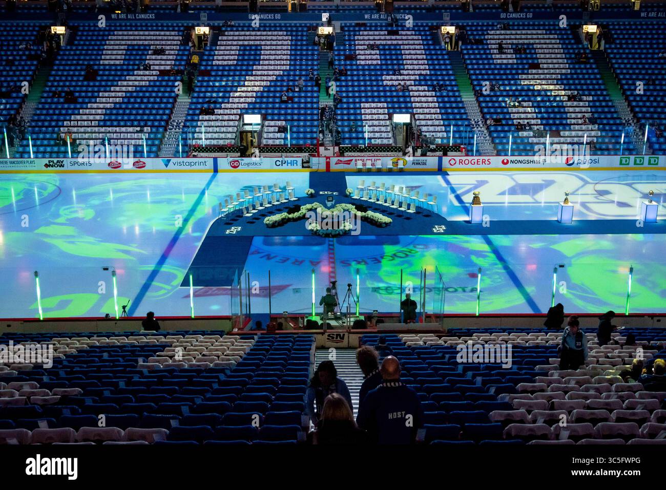 Rogers arena interior hi-res stock photography and images - Alamy