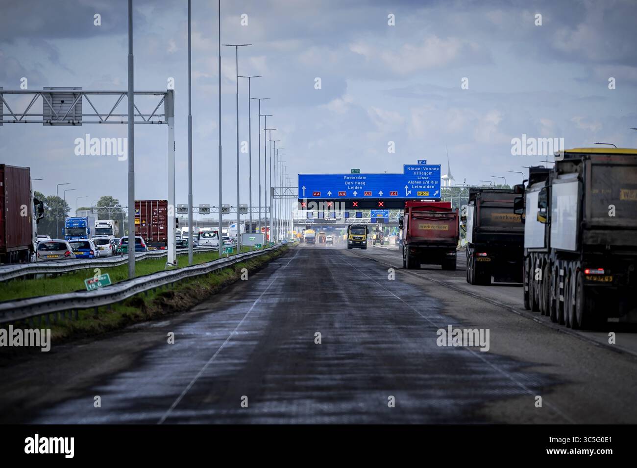 HOOFDDORP - Road works on the A4. Due to the work on the A4 between the ...