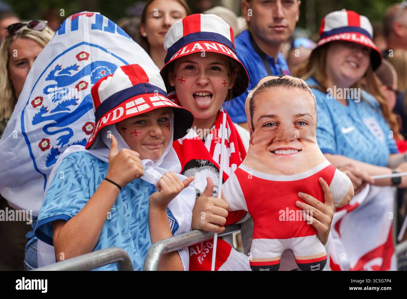 London, UK. 29th July, 2025. Football fans on The Mall in London gather ...