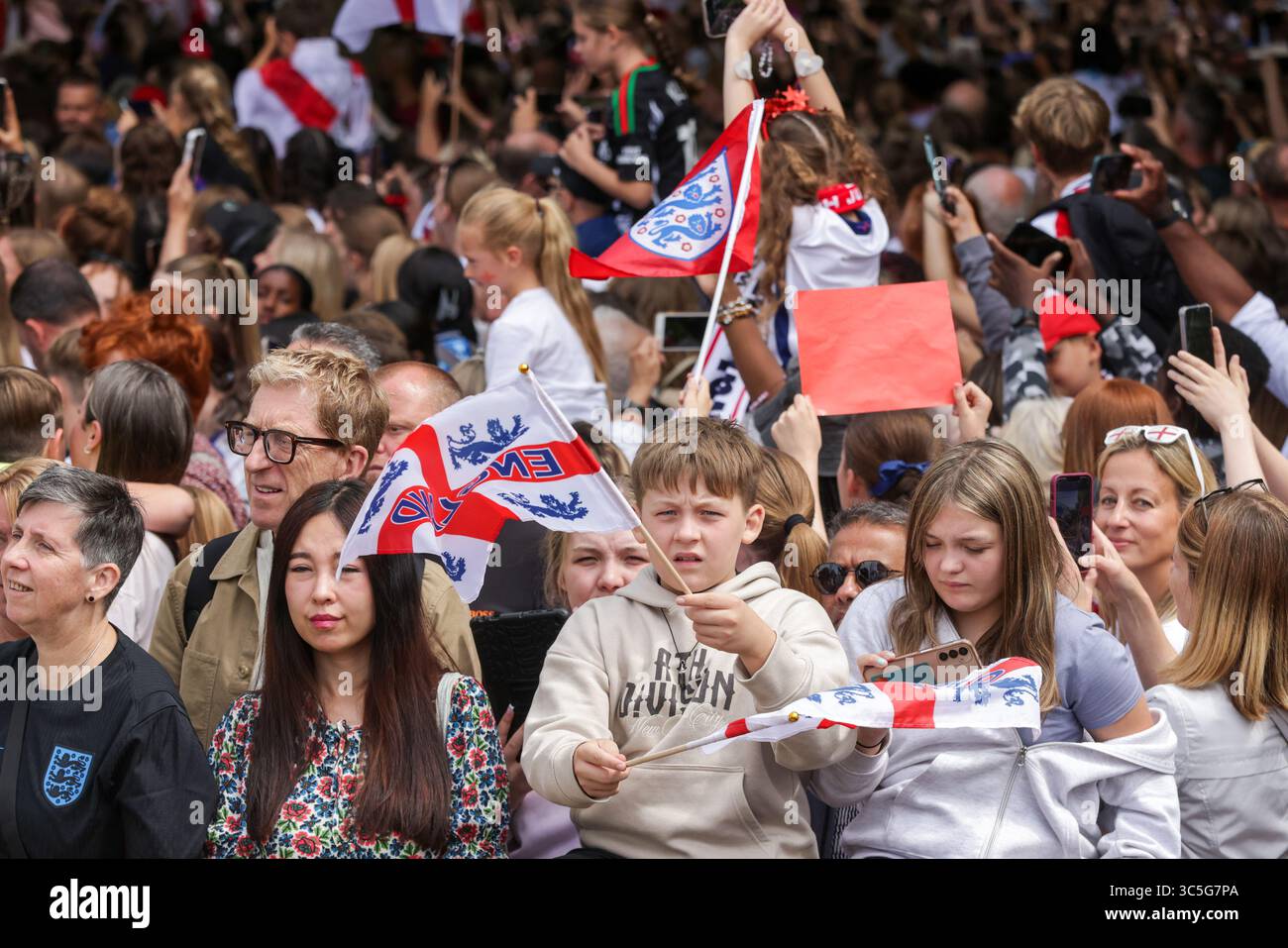 Football fans wave flags on The Mall in London during the Lionesses ...