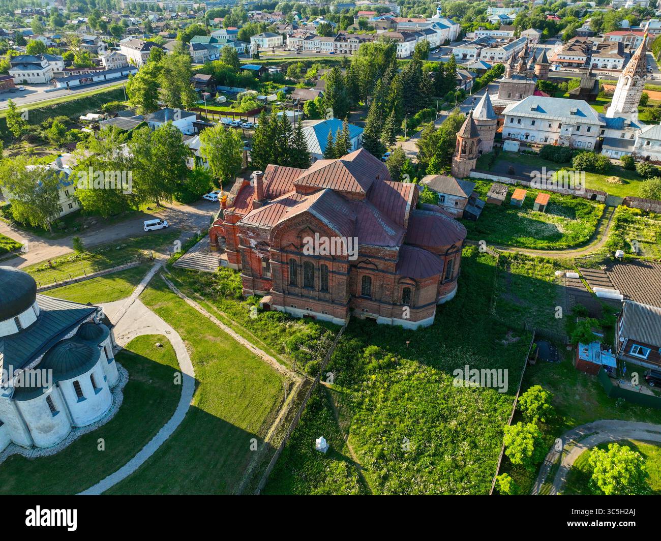 Aerial revealing close up view hi-res stock photography and images - Alamy