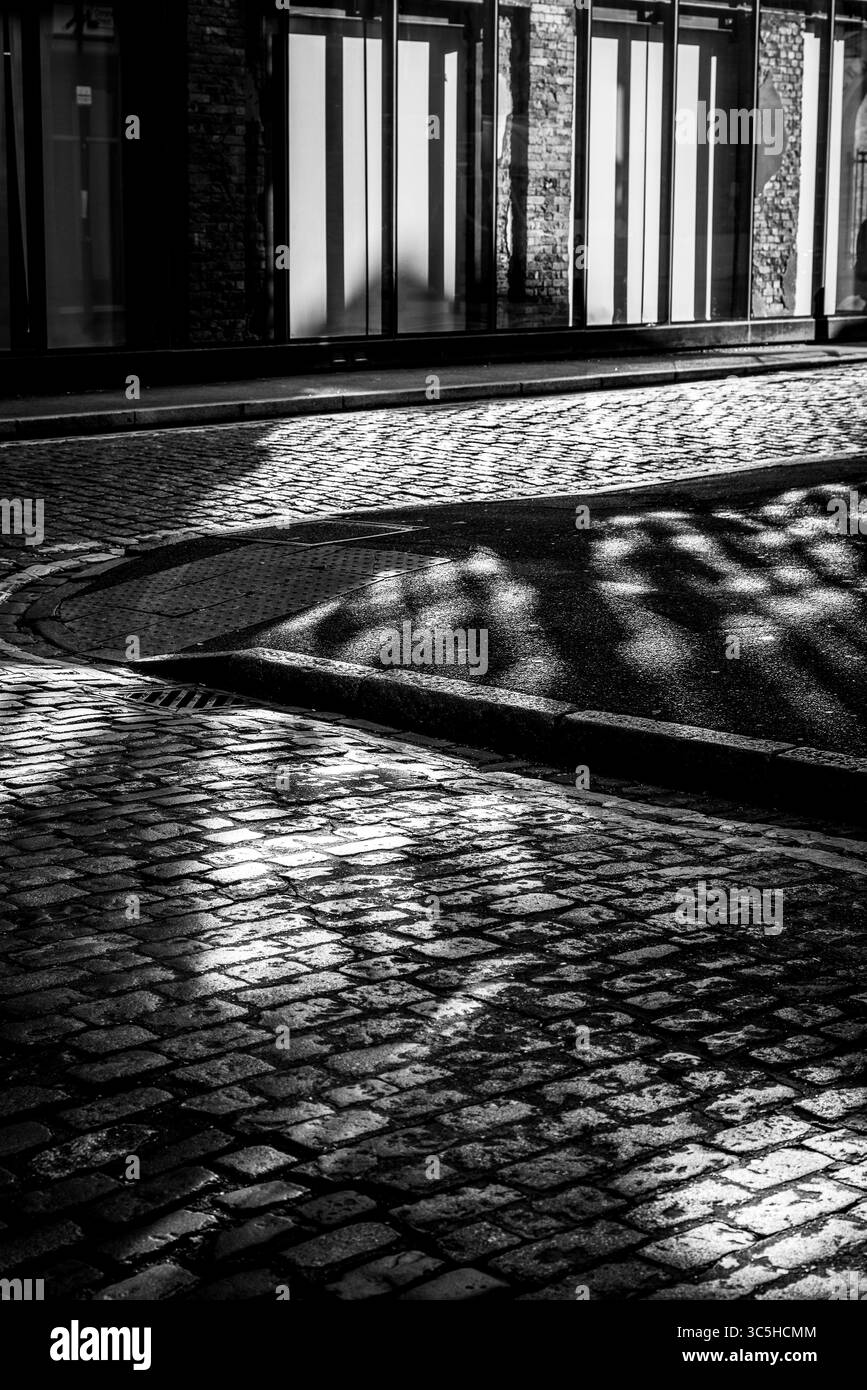 Travel cobblestone Black and White Stock Photos & Images - Alamy